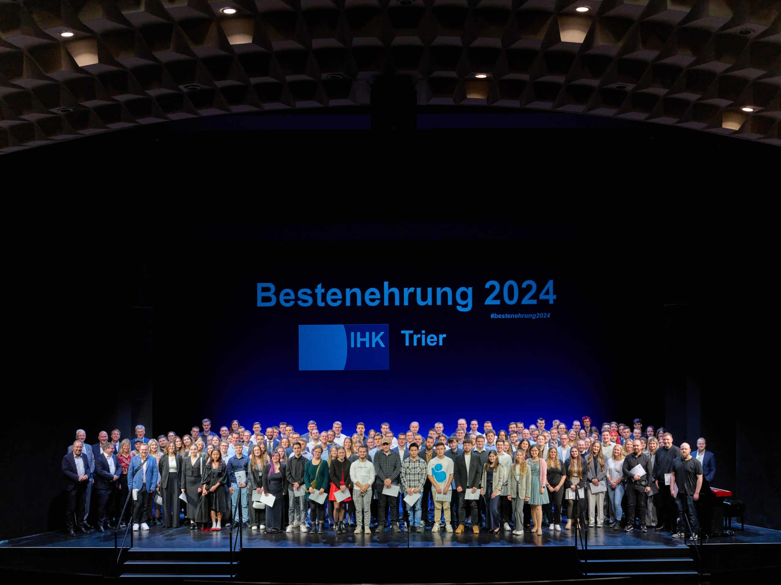 Ausgezeichnete Leistung unserer Auszubildenden bei der IHK-Bestenehrung ...